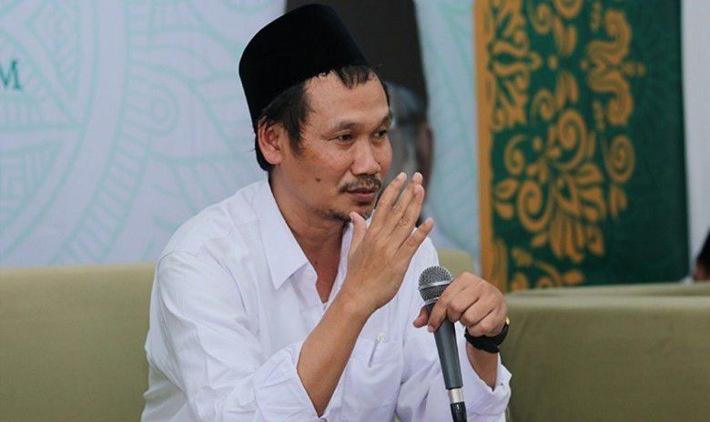 Kenapa Gus Baha Selalu Pakai Peci Hitam dan Berkemeja Putih? | Paragram.id
