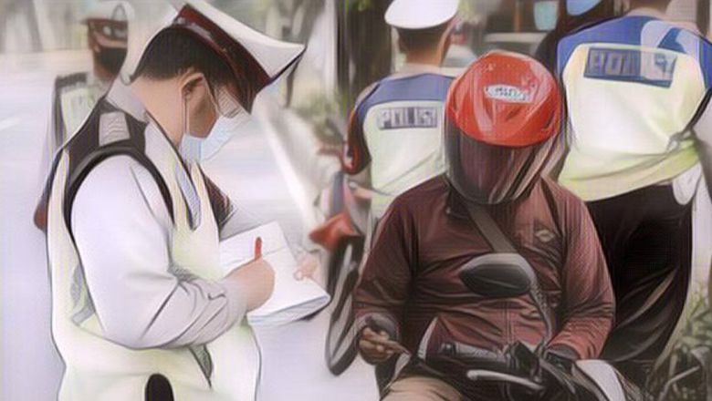 Kocak, Dua Pemuda Ini Kucing-Kucingan Gara-Gara Polisi Malas Turun dari ...