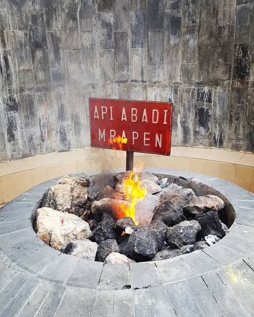 Legenda Api Abadi Mrapen, Sumber Api Obor hingga Kisah Mistis | Paragram.id